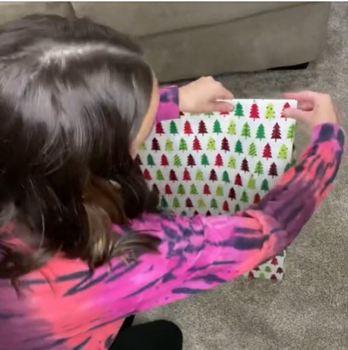 Woman Shows How to Perfectly Wrap Everything - https://everydaymonkey.com