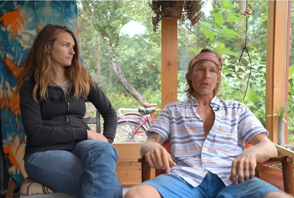 Canadian Couple Lives Off-Grid for the Past 14 Years in a House They ...