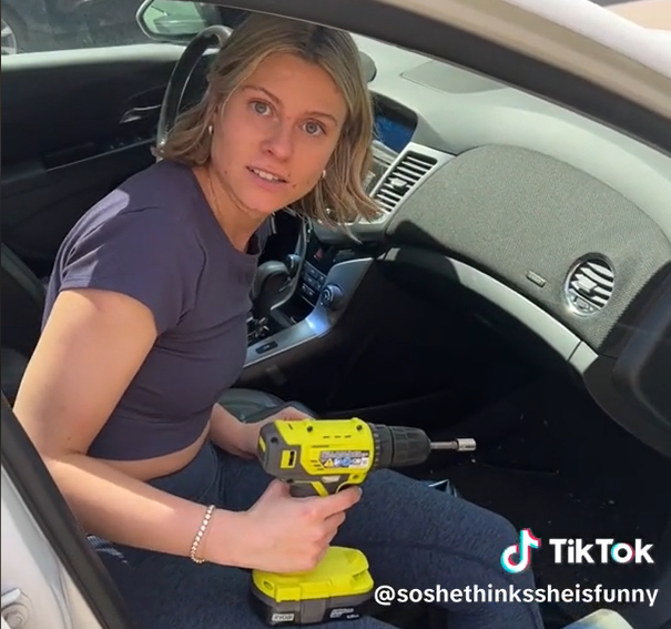 Auto Shop Wants to Charge $650 to Repair Woman’s Car Mirror, She ...